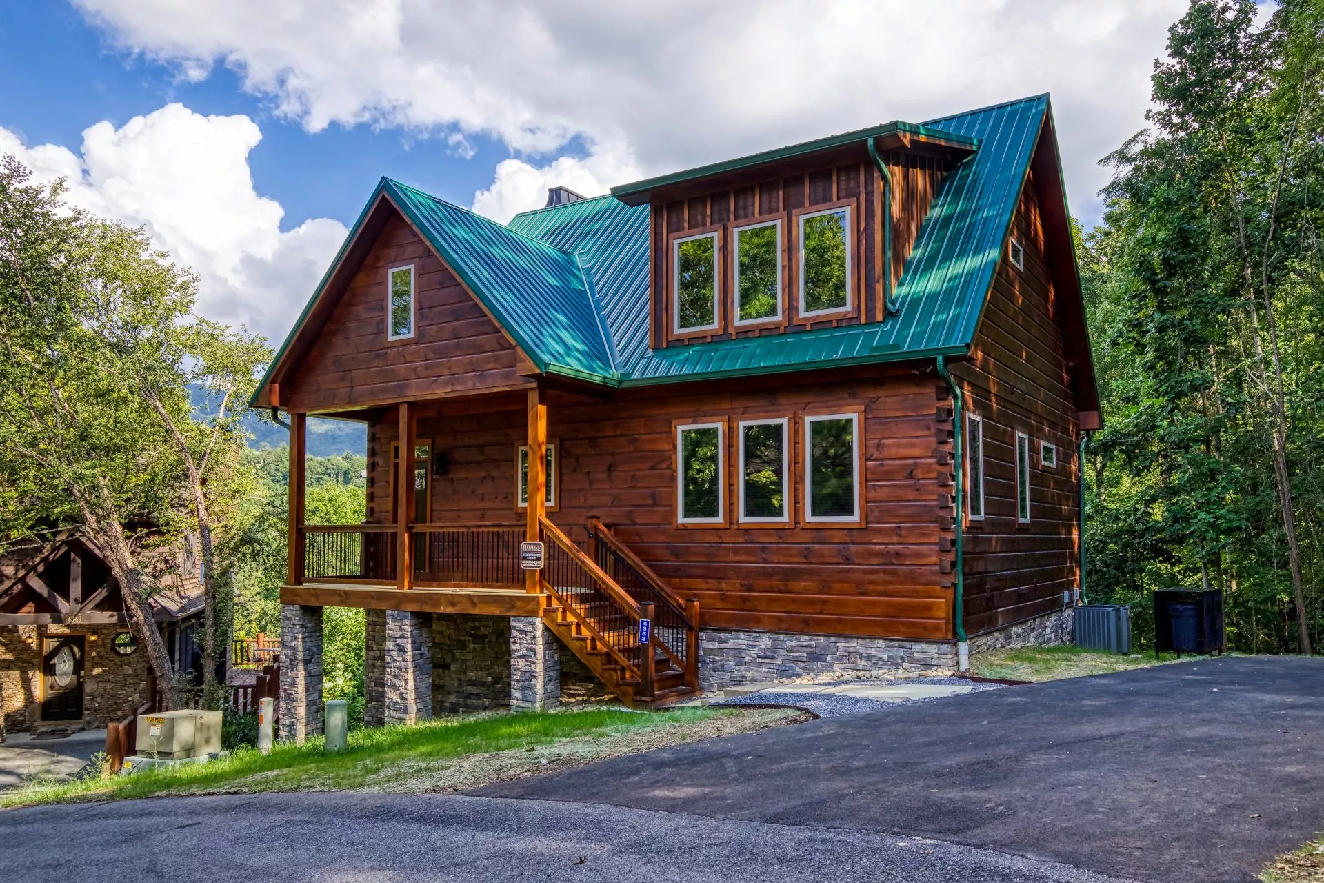 Sevierville Cabins - Bear Tracks Lodge