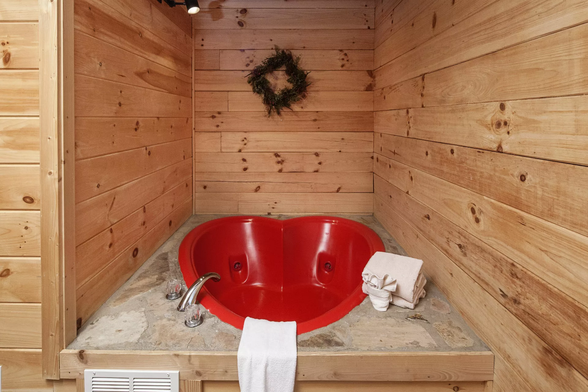 Pigeon Forge Cabins - ER205 - Love Nest