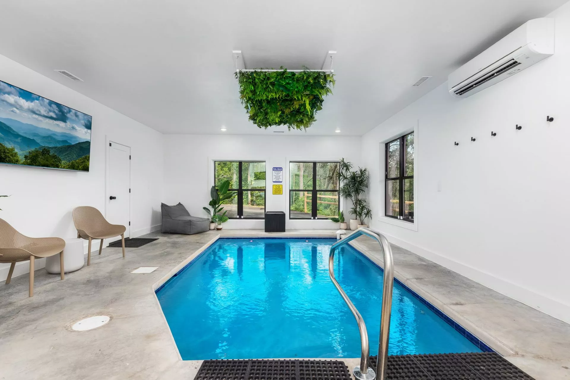 Sevierville Cabins - Splashin at Raven's Ridge