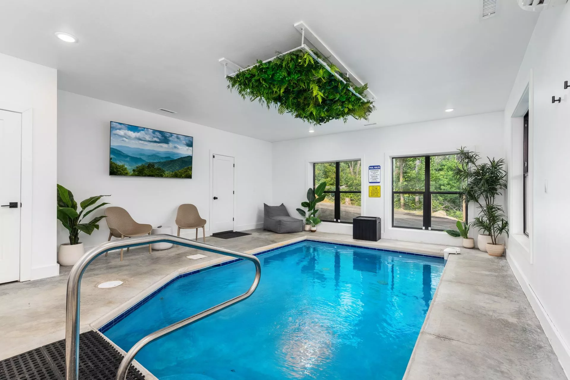 Sevierville Cabins - Splashin at Raven's Ridge